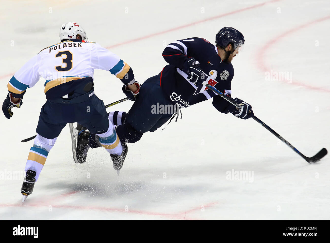 (171010)-- BRATISLAVA, Oct. 10, 2017 (Xinhua) -- Adam Polasek (L) of HC ...