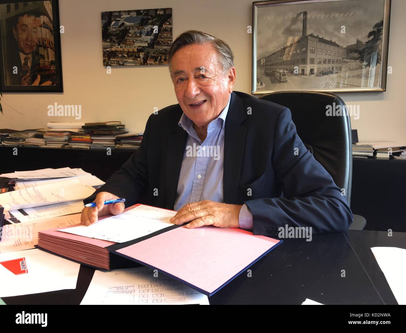 Lugner city vienna hi-res stock photography and images - Alamy