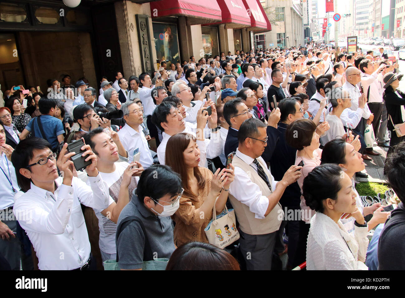 Tokyo, Japan. 10th Oct, 2017. Hundreds of people gather for an election ...