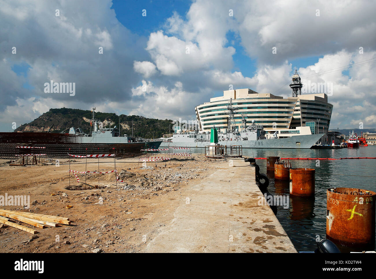 Barcelona, Spain. 10th Oct, 2017. The destroyer ship "Navarra" arrives ...