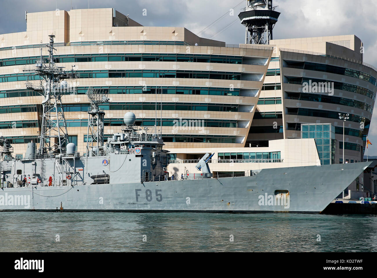 Barcelona, Spain. 10th Oct, 2017. The destroyer ship "Navarra" arrives ...