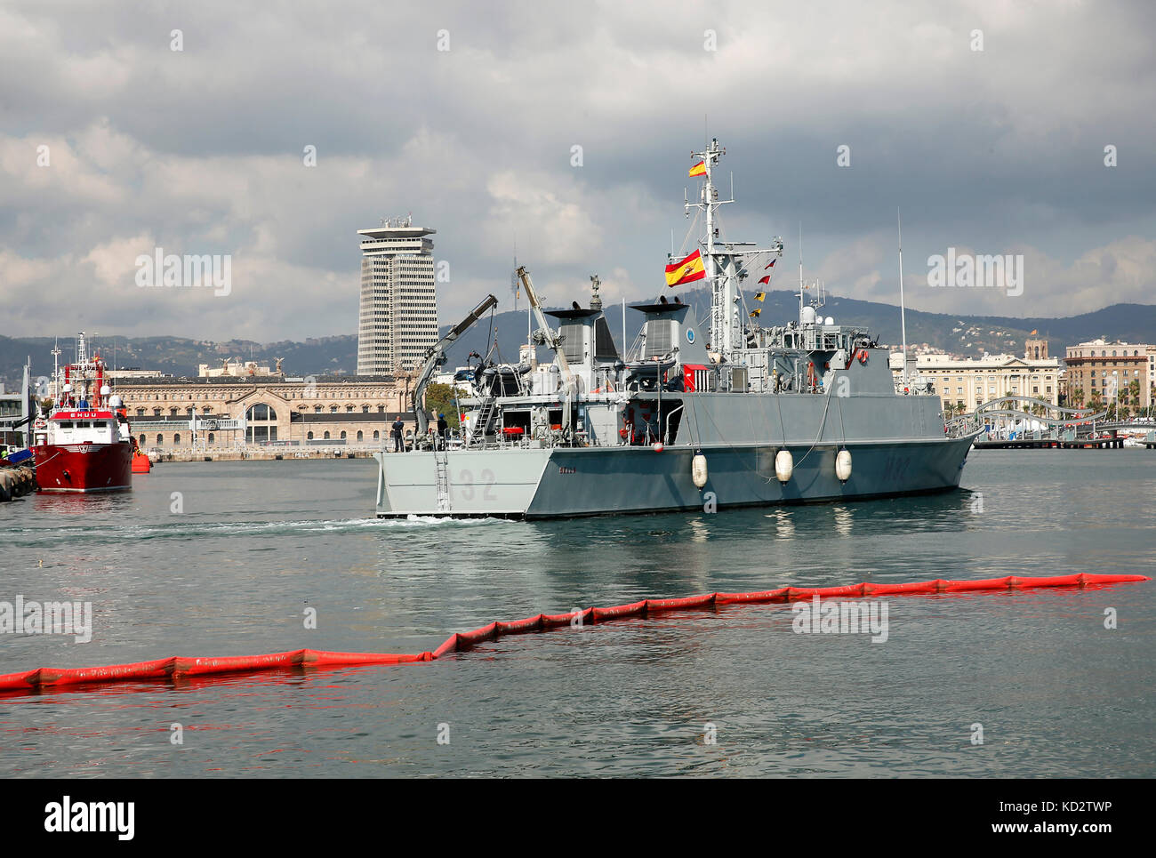 Barcelona, Spain. 10th Oct, 2017. The destroyer ship "Navarra" arrives ...