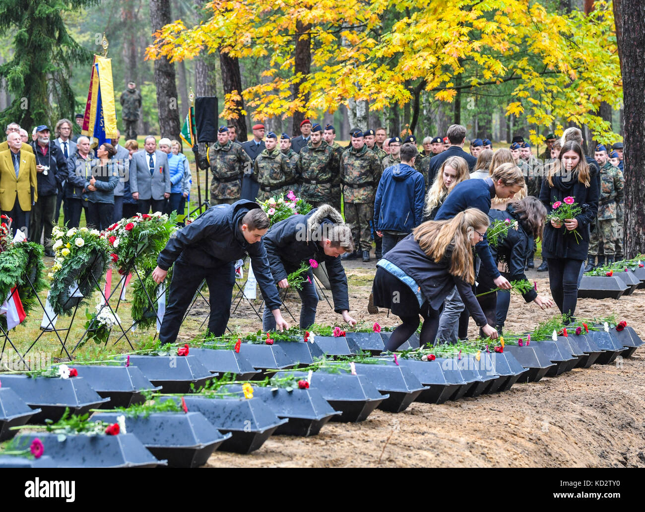 Halbe, Germany. 10th Oct, 2017. Children laying flowers on small ...