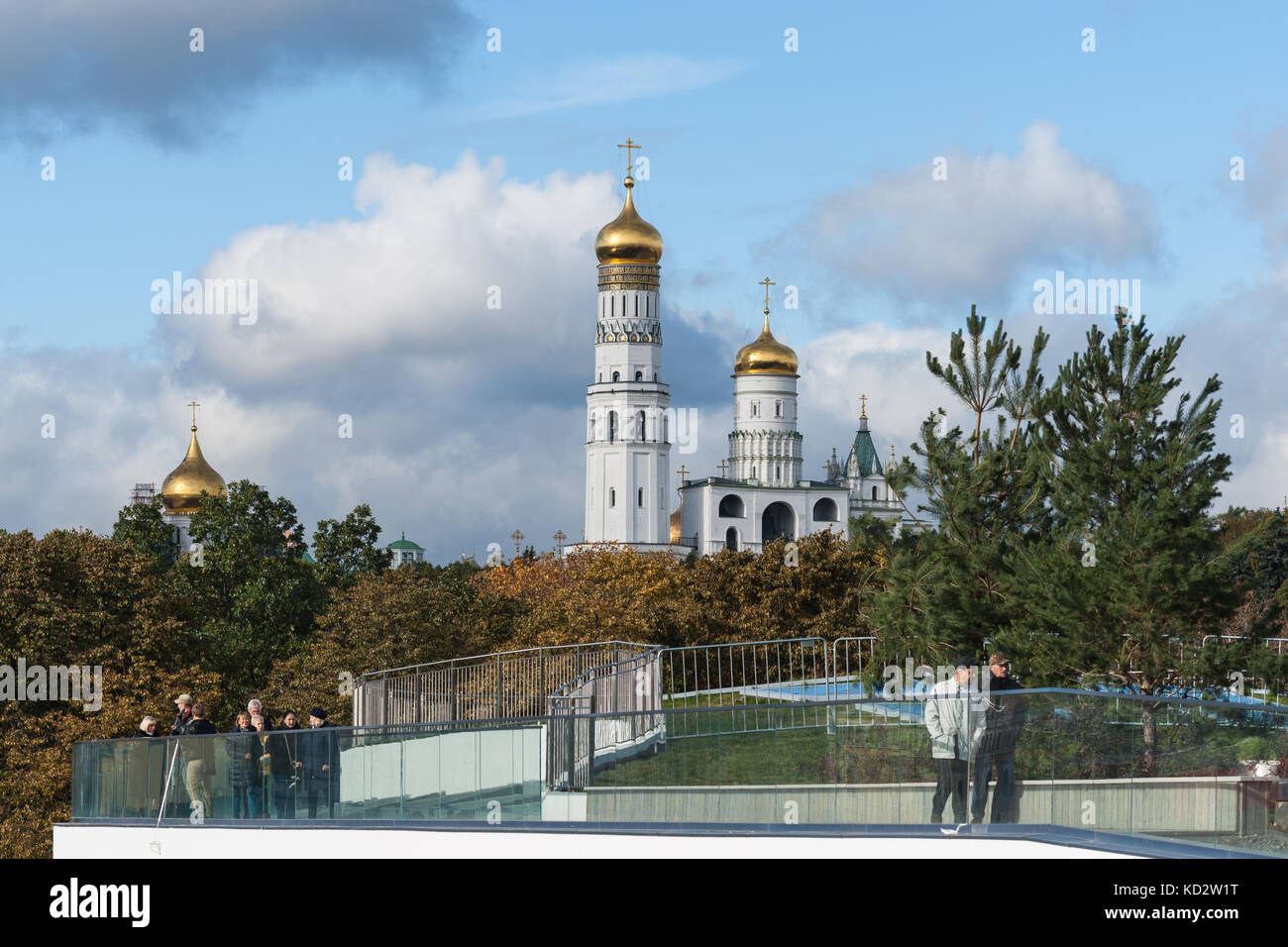 Russian weather, Moscow, Russia. 10th Oct, 2017. Partly cloudy morning ...