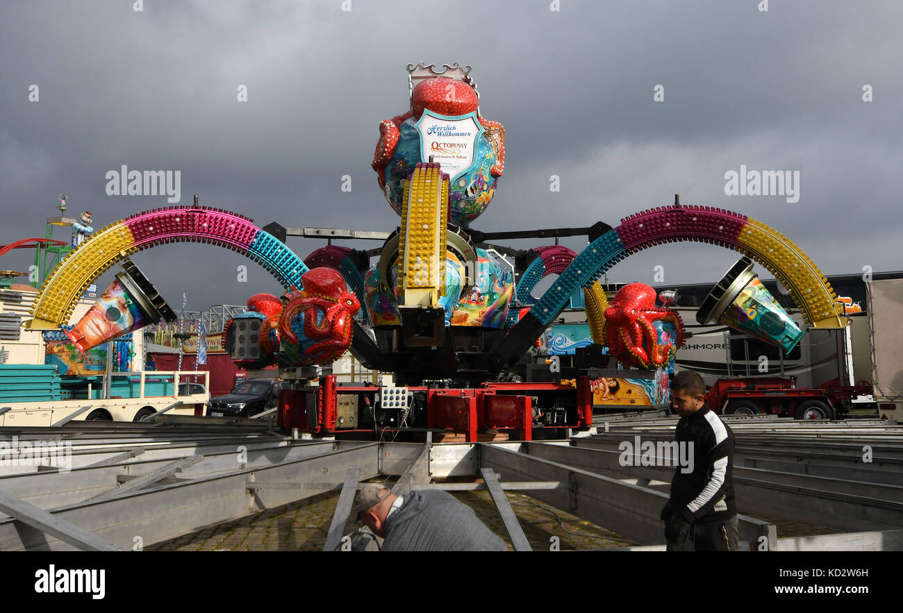Bremen, Germany. 10th Oct, 2017. Two men working on the mounting of the ...