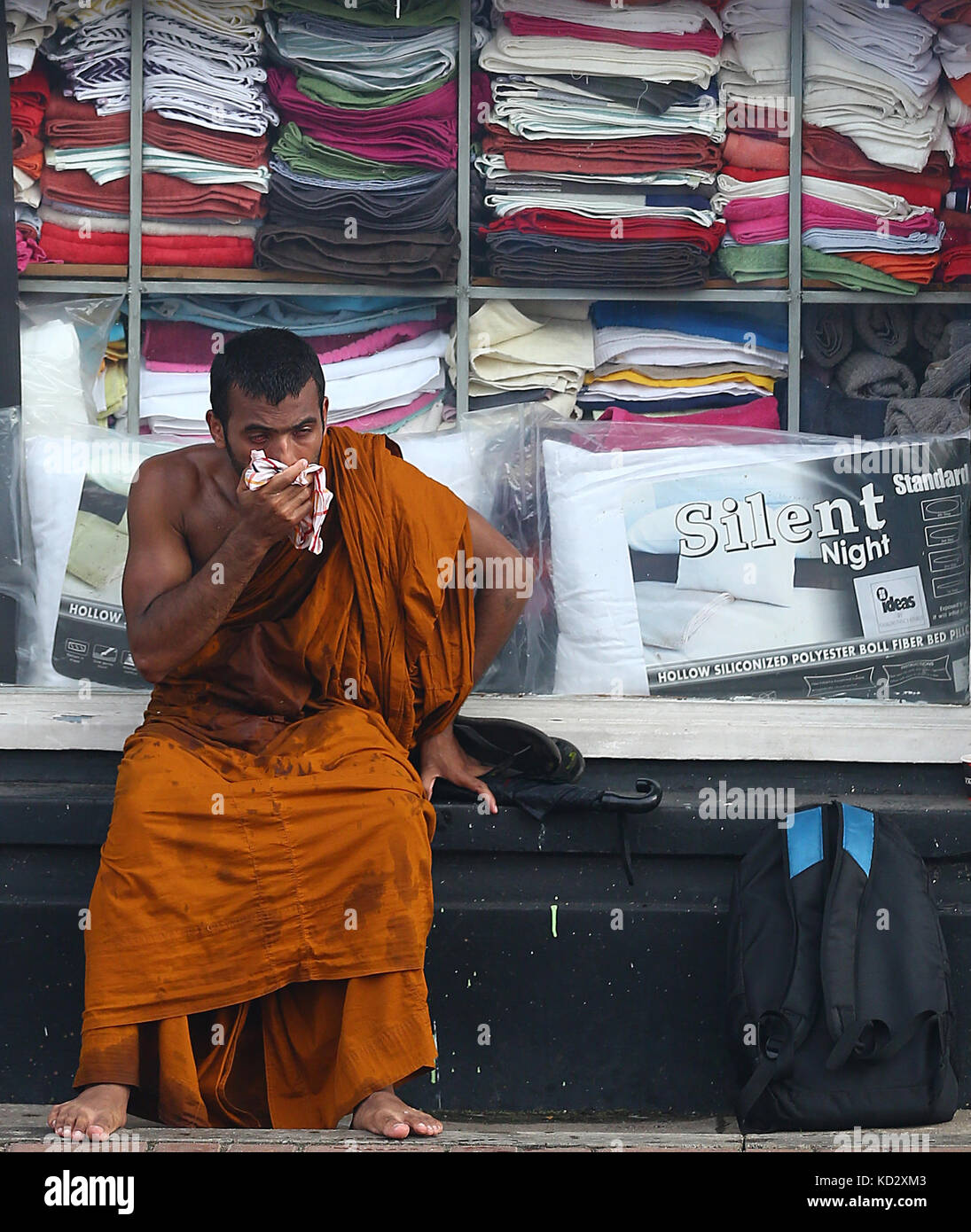 Colombo, Sri Lanka. 10th October, 2017. A Sri Lankan university student ...