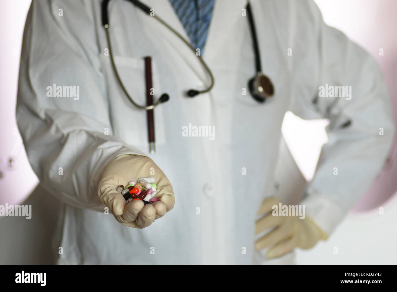drugs in doctor hand Stock Photo - Alamy