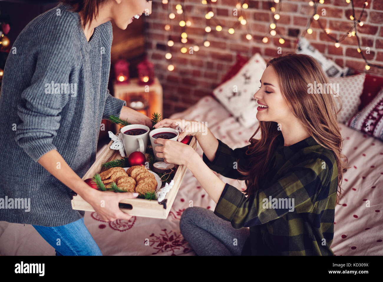 Friends sharing snack in bedroom Stock Photo - Alamy