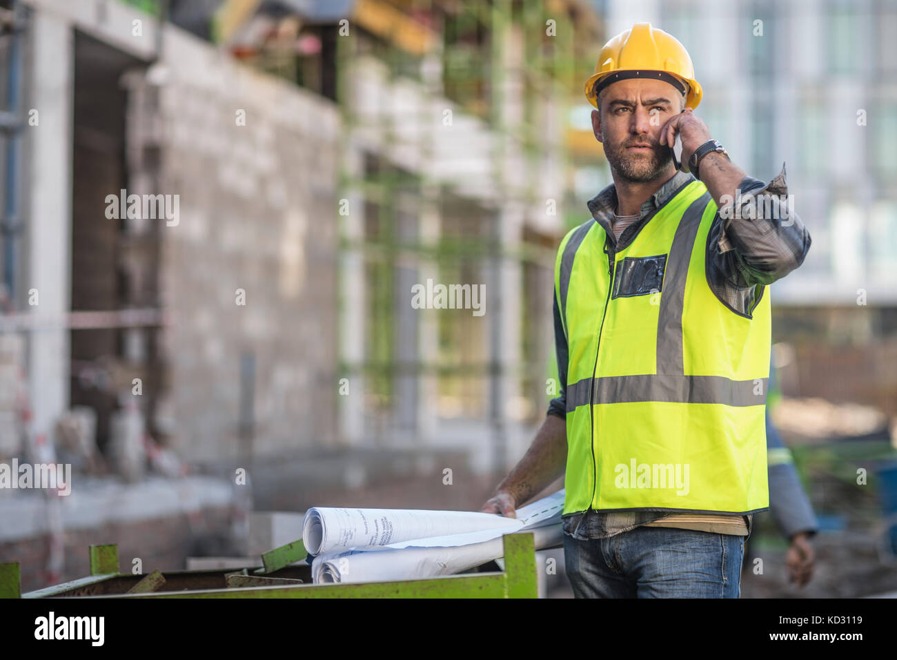 Worker on mobile scaffolding hi-res stock photography and images - Alamy