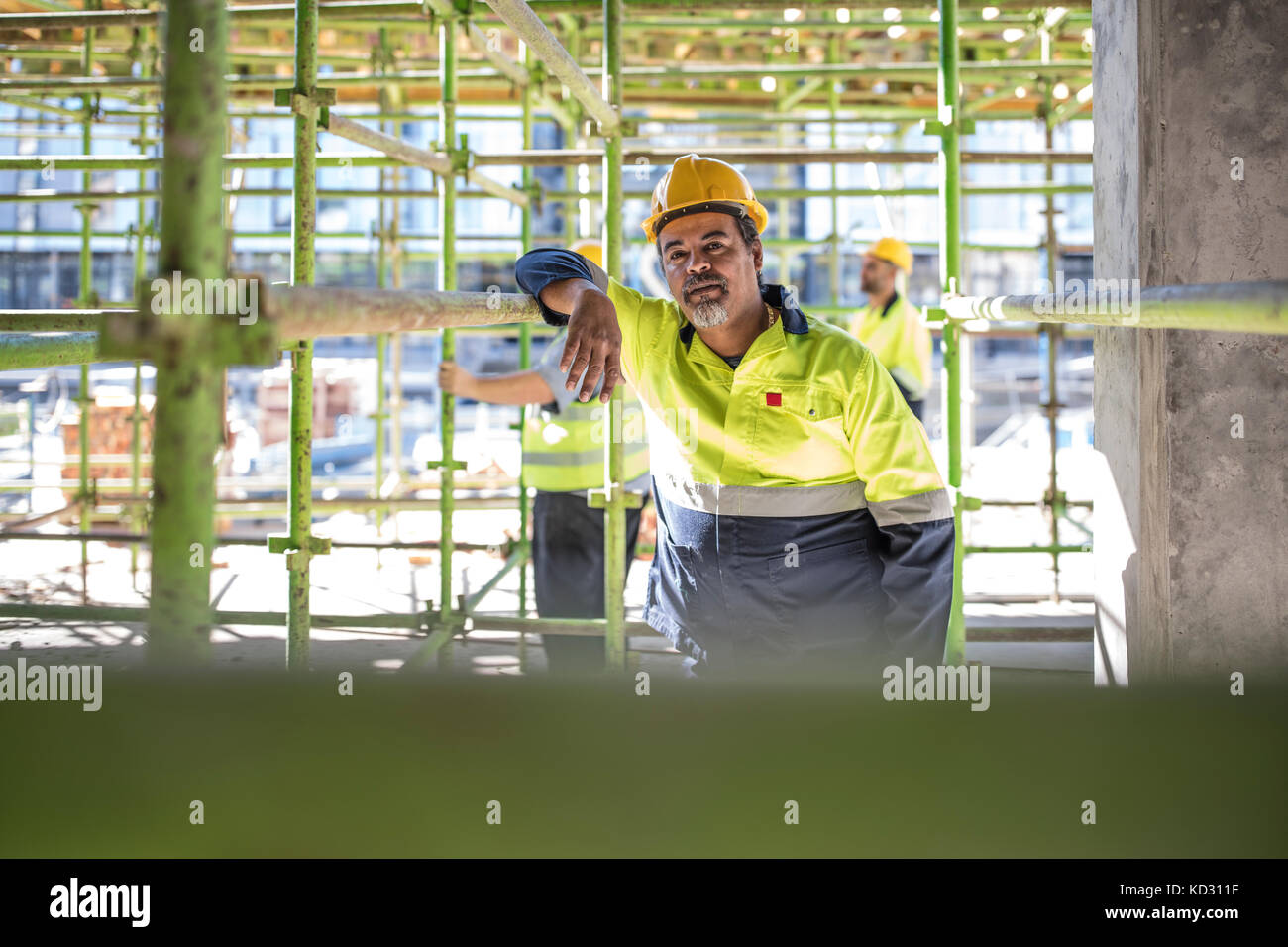 Construction workers on scaffolding Stock Photo - Alamy