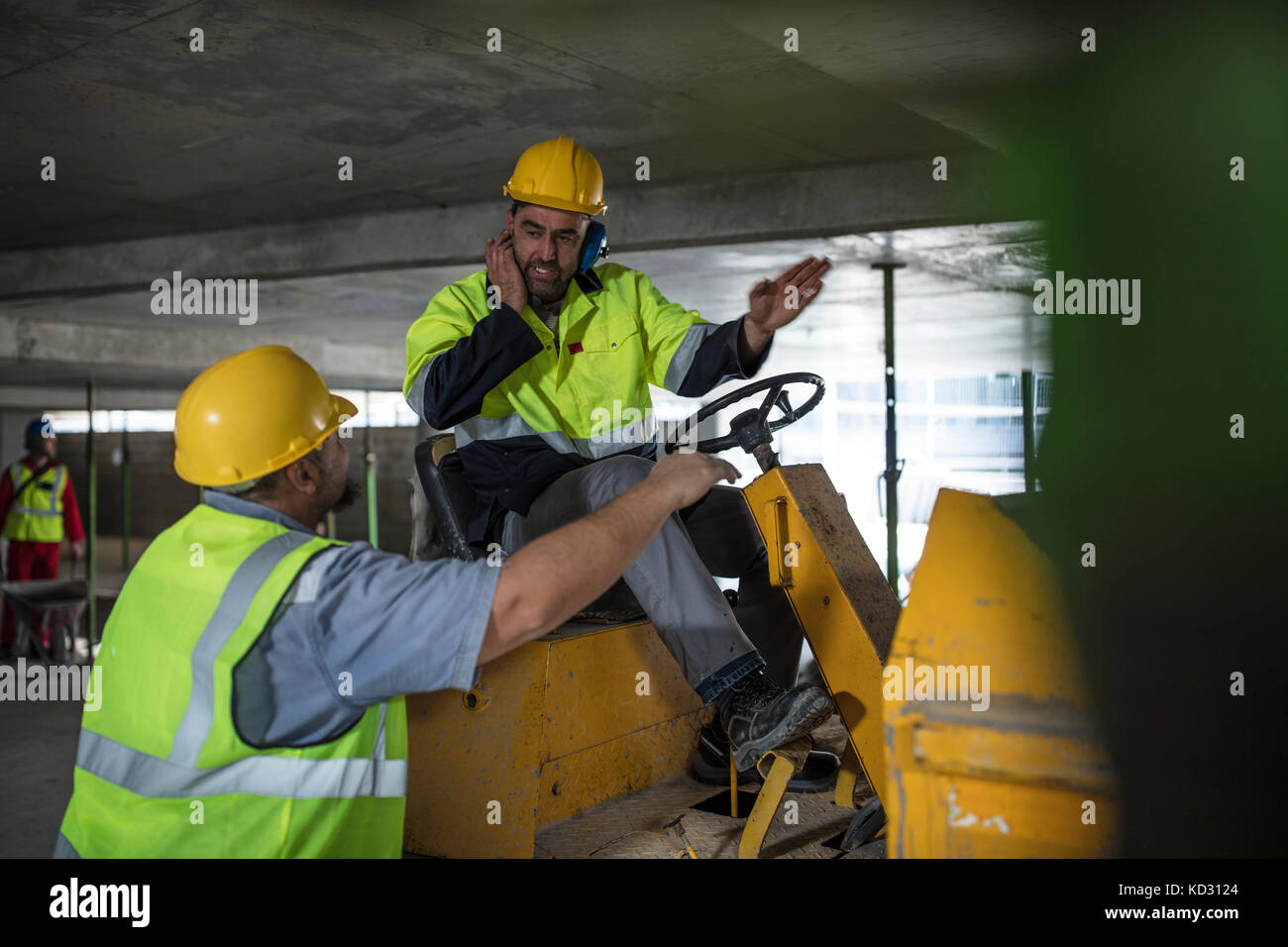 Construction workers in discussion on building site Stock Photo - Alamy