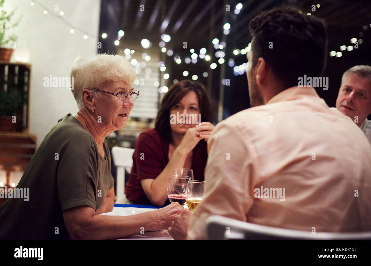 People sitting dining table hi-res stock photography and images - Alamy