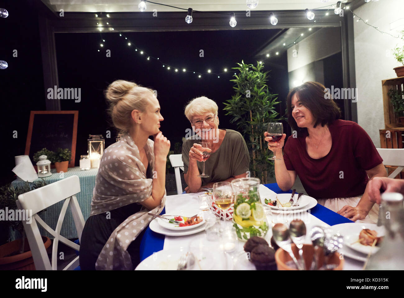 Three women sitting dining table hi-res stock photography and images ...