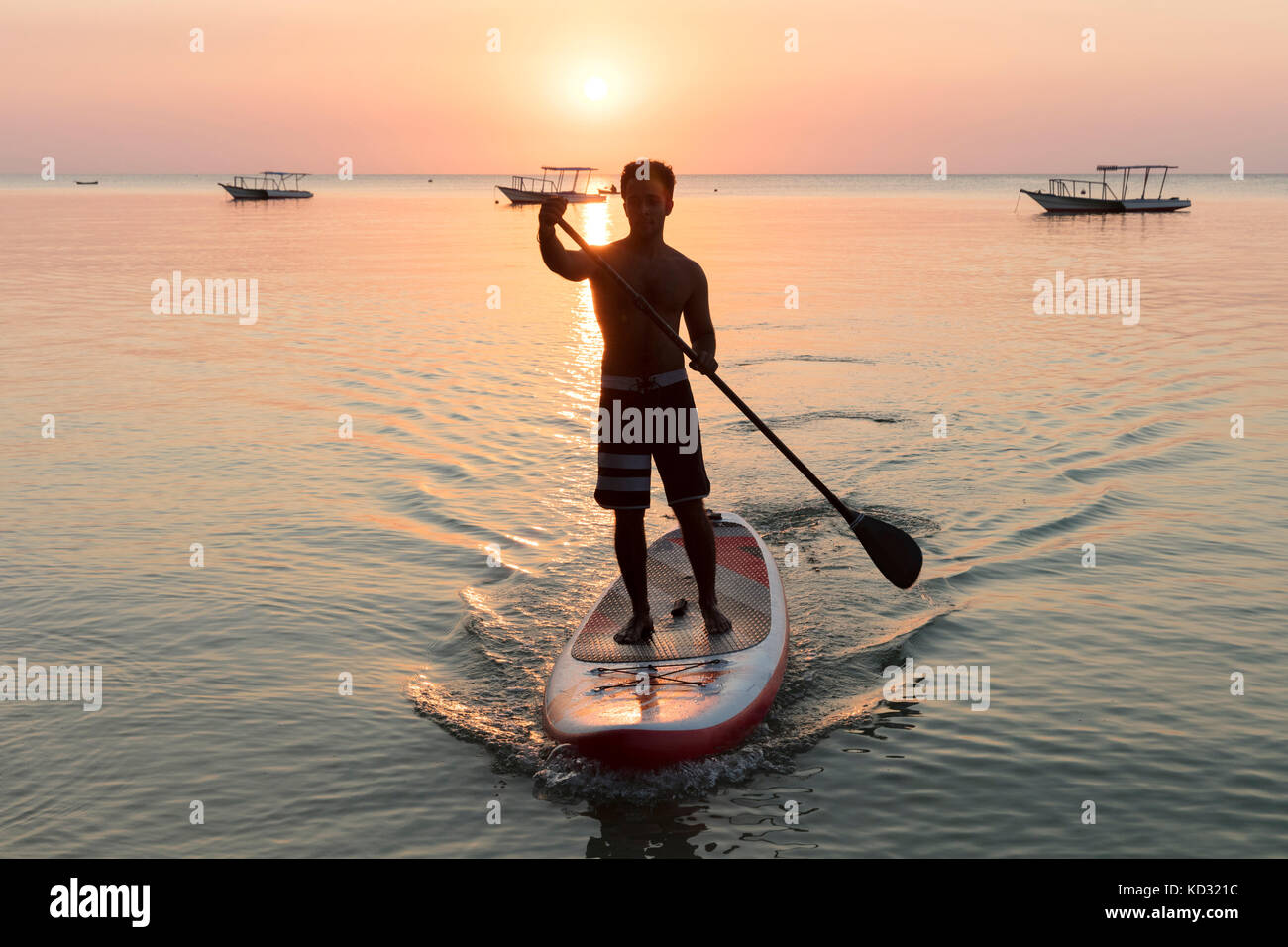 Man in front of sunset hi-res stock photography and images - Alamy