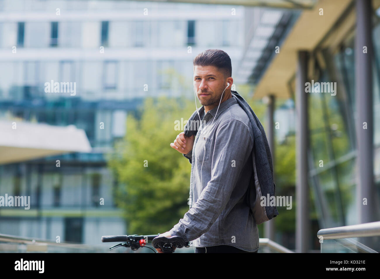 Man carrying jacket over shoulder hi-res stock photography and images ...