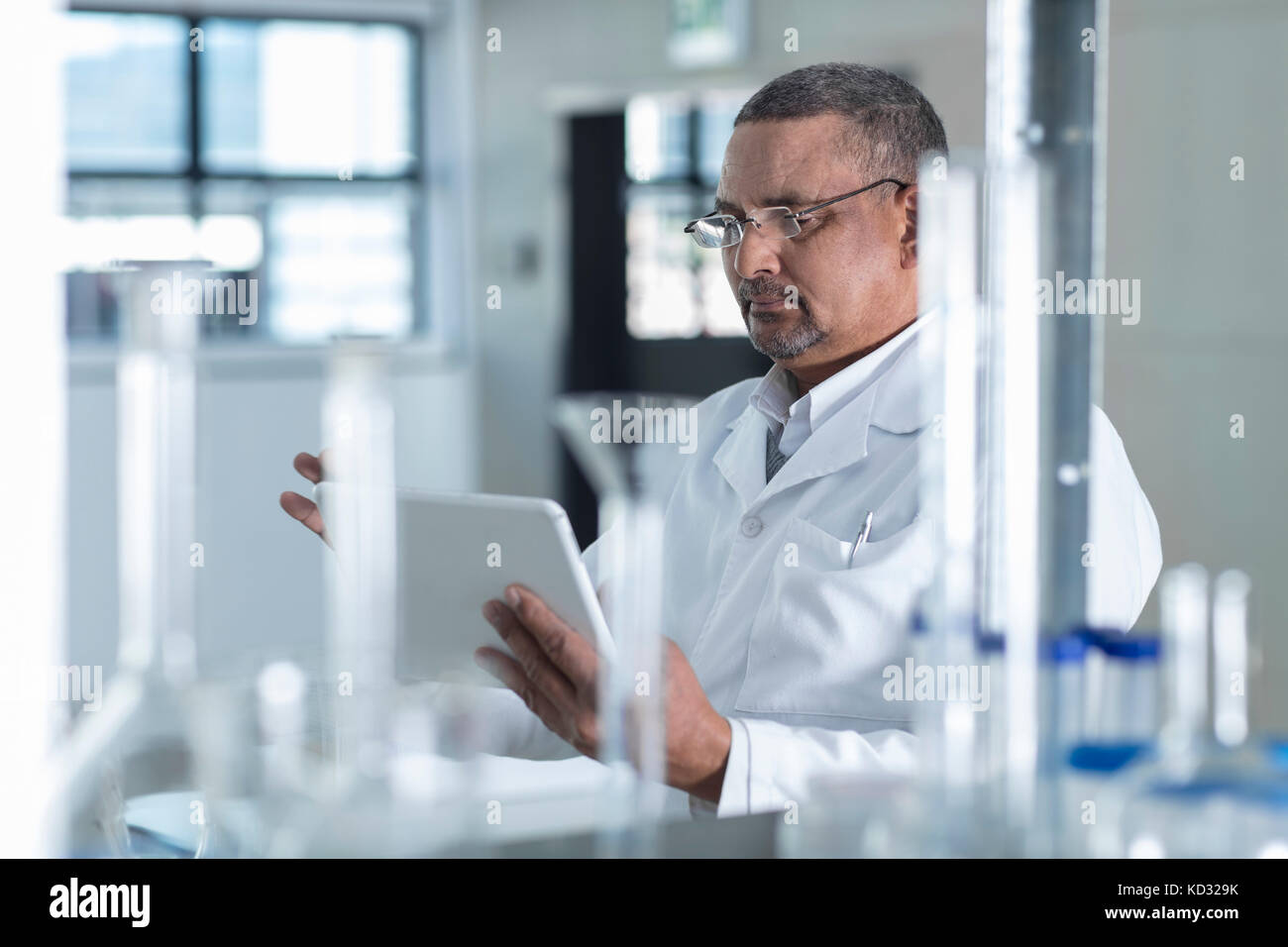 Laboratory worker hi-res stock photography and images - Alamy