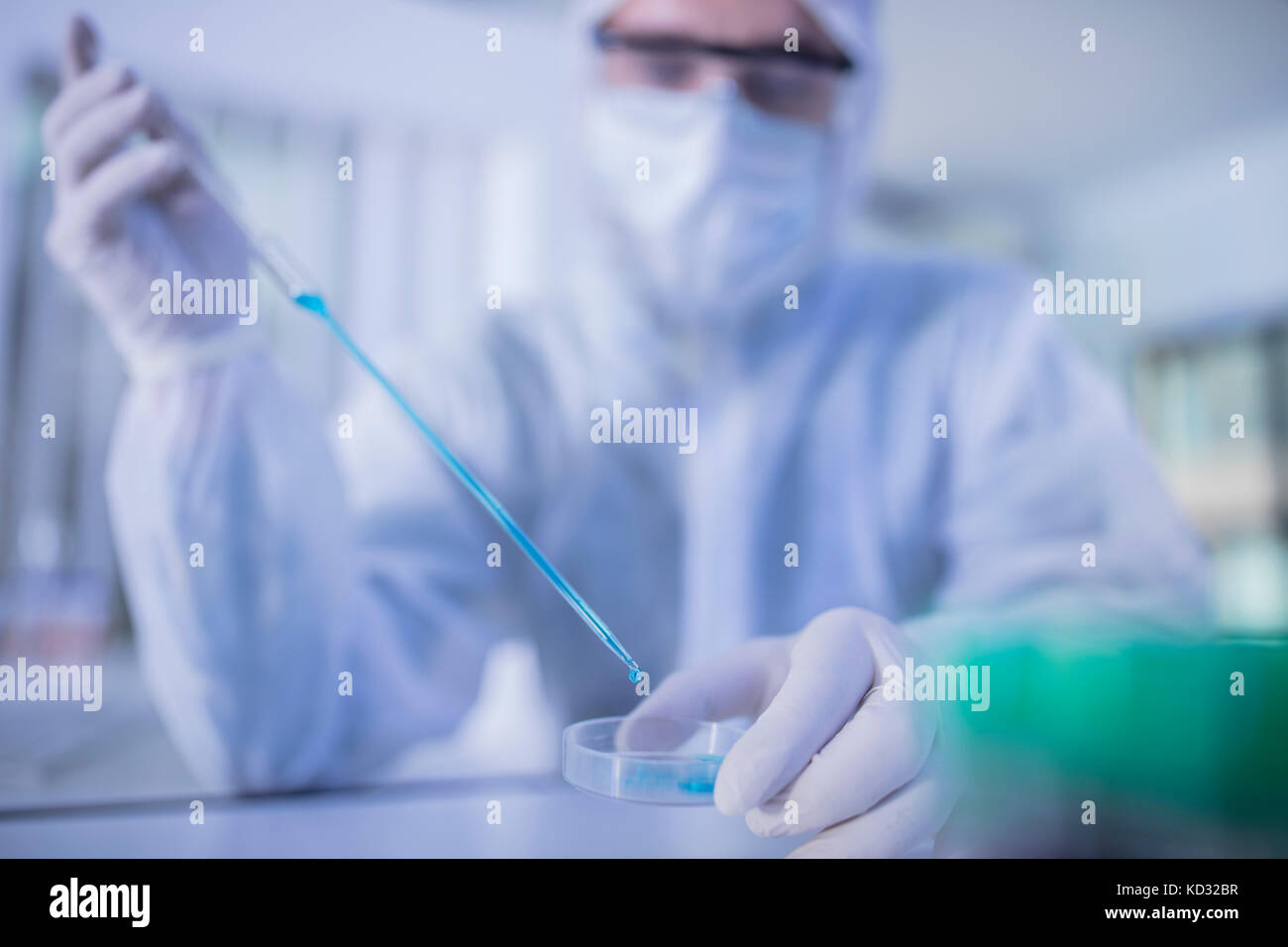 Laboratory worker using pipette hi-res stock photography and images - Alamy