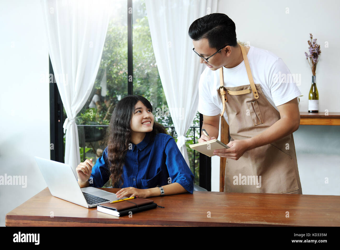 Restaurant taking order tablet hi-res stock photography and images - Alamy