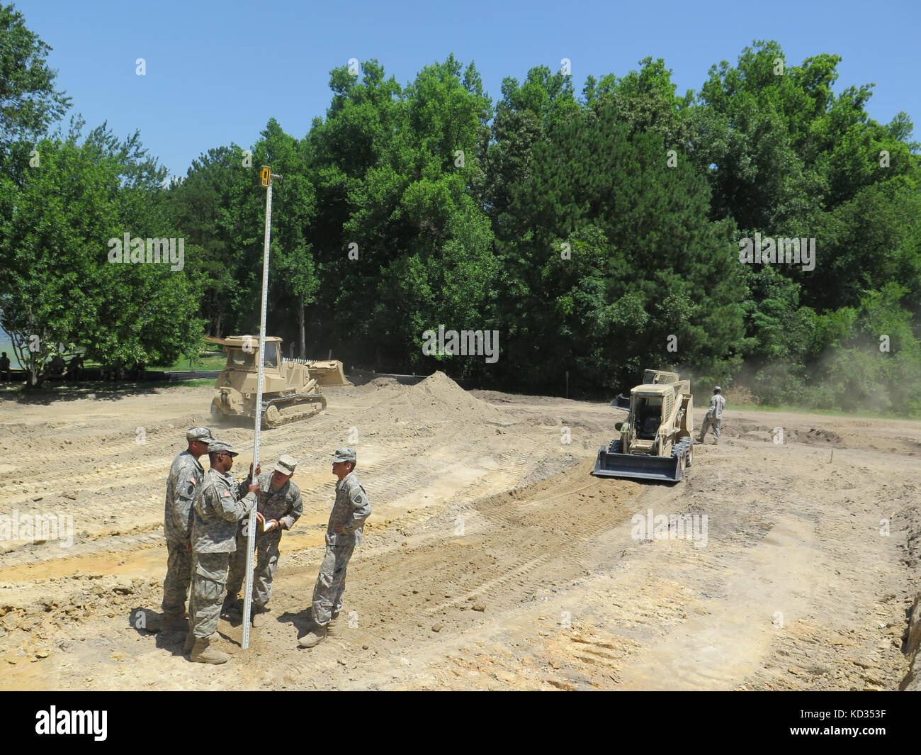 U.S. Soldiers who serve as horizontal construction engineers assigned ...