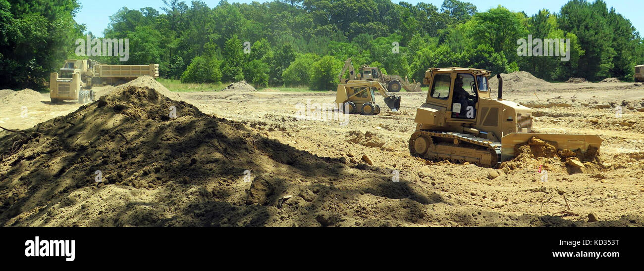 U.S. Soldiers who serve as horizontal construction engineers assigned ...