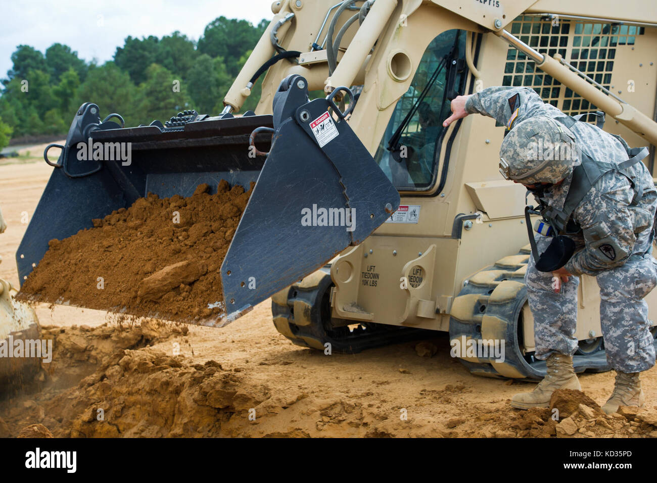 U.S. Army Soldiers assigned to the 124st Engineer Company (horizontal ...
