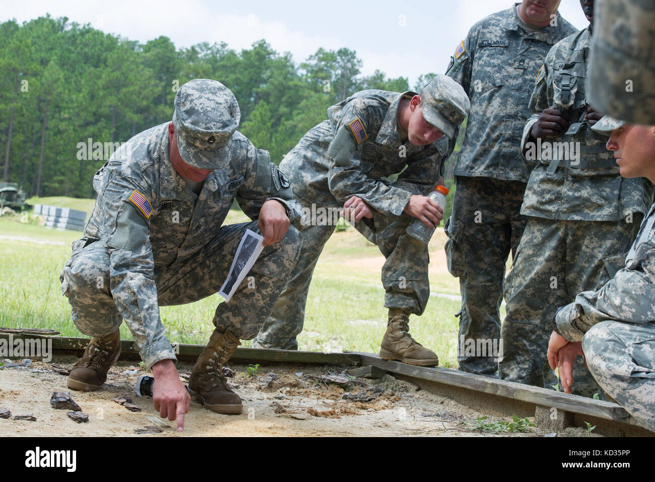 U.S. Army combat engineers assigned to the 1220th Engineer Company from ...