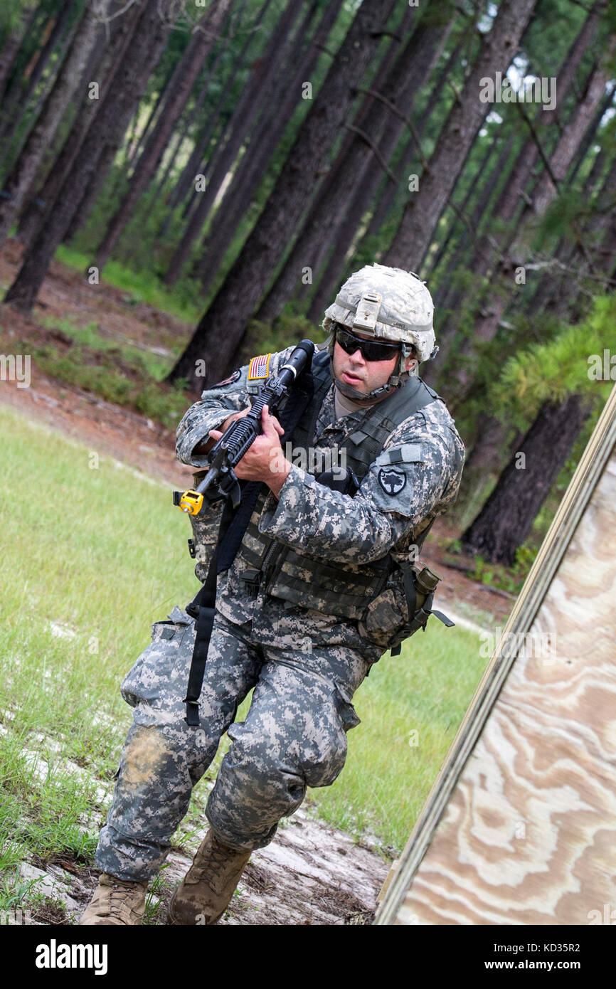 U.S. Army combat engineers assigned to the 1220th Engineer Company from ...