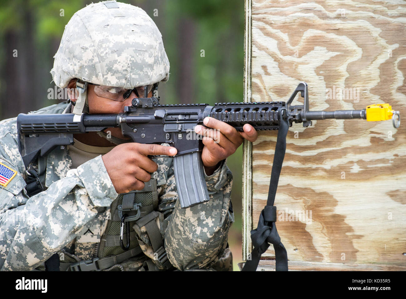 U.S. Army combat engineers assigned to the 1220th Engineer Company from ...