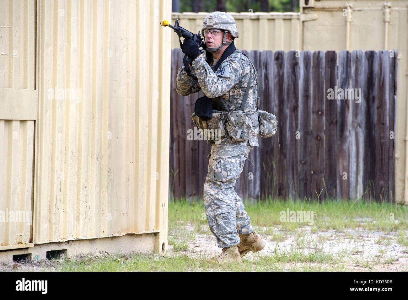 U.S. Army combat engineers assigned to the 1220th Engineer Company from ...