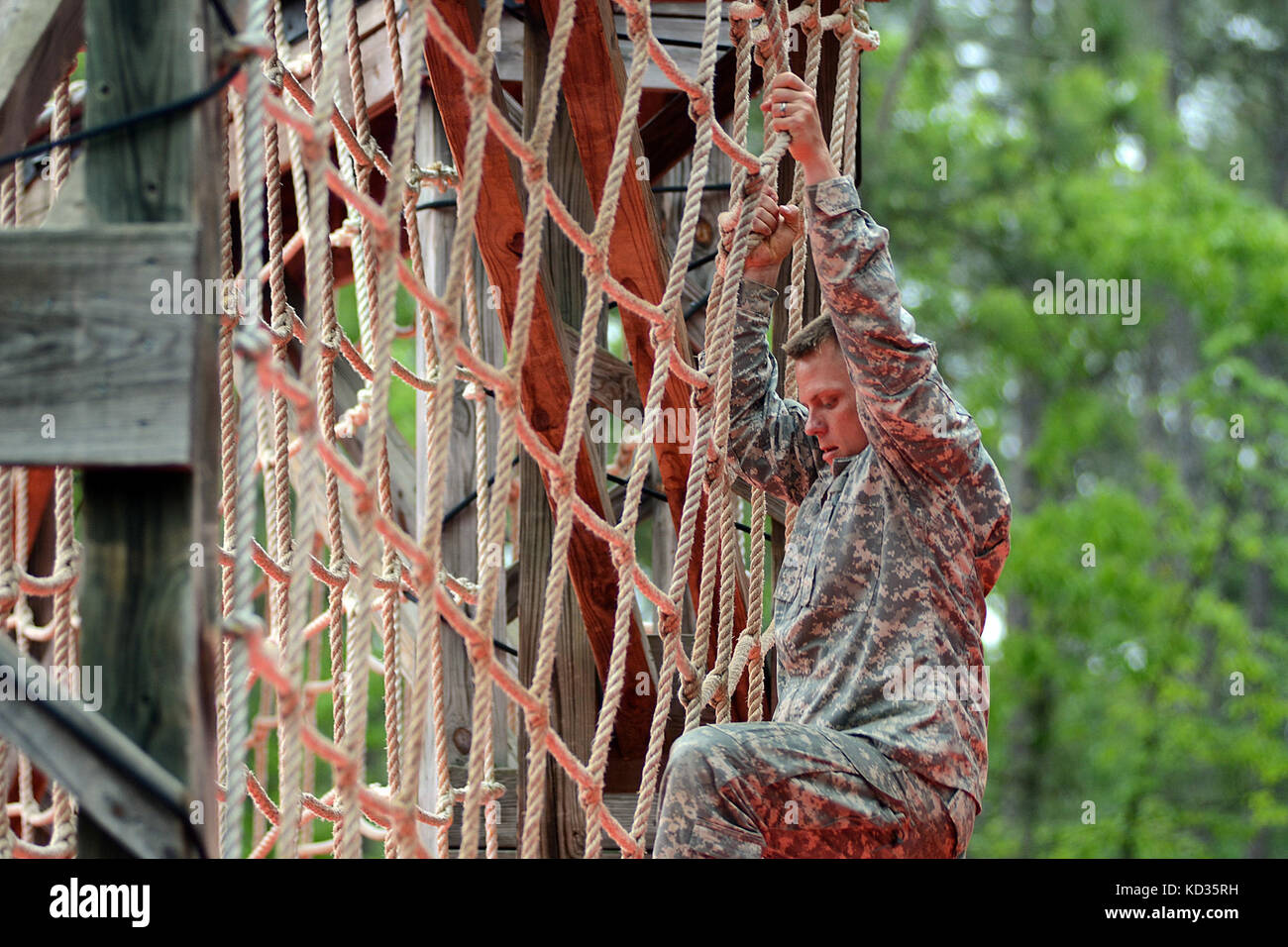 U.S. Staff Sgt. Scott Tinney, 202nd Explosive Ordnance Disposal team ...