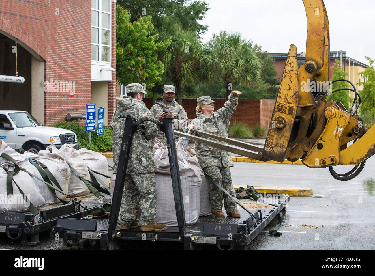 U.S. Soldiers from the Alpha Company, 218th Brigade Support Battalion ...