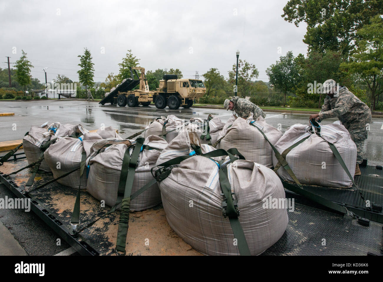 U.S. Soldiers from the Alpha Company, 218th Brigade Support Battalion ...
