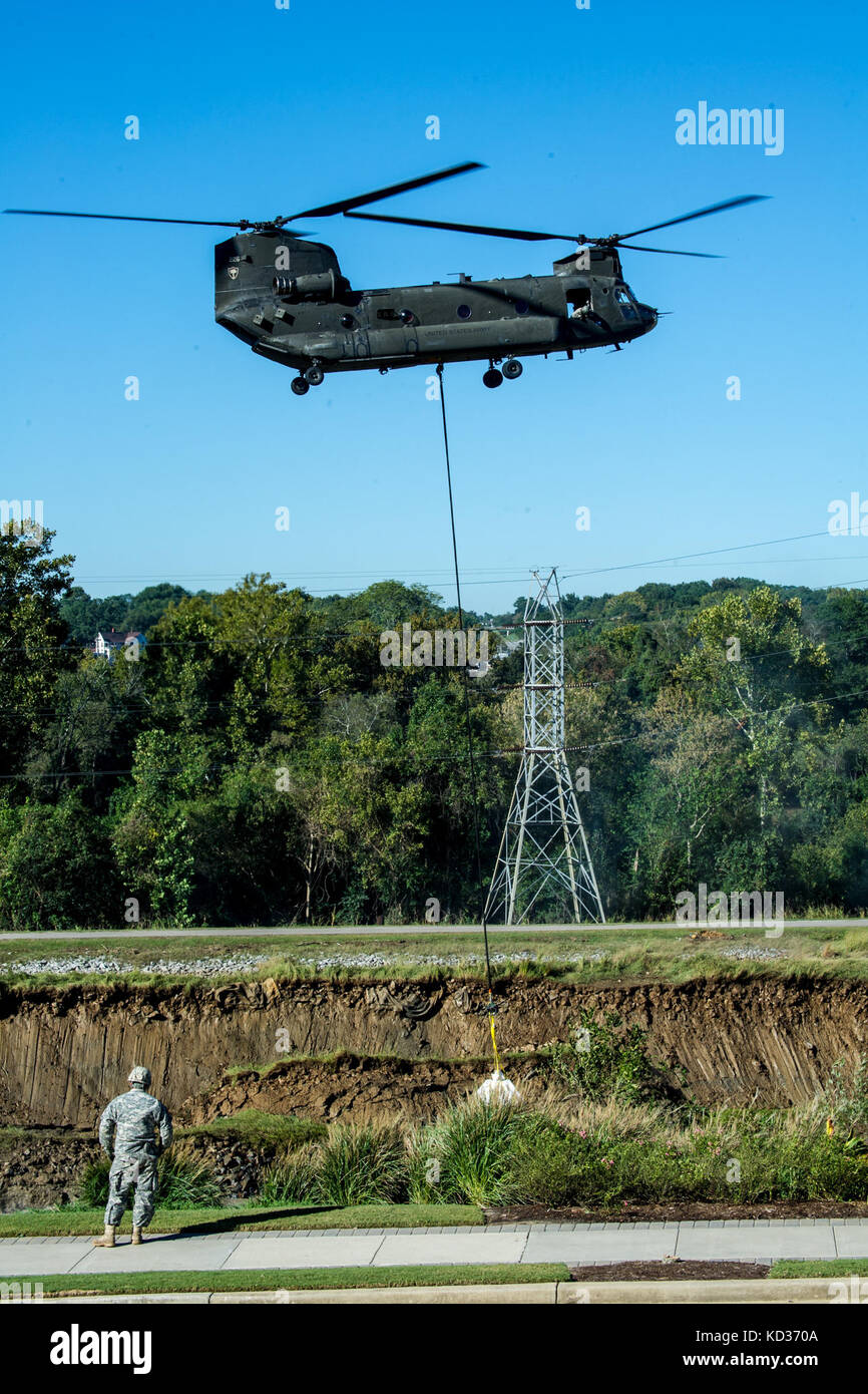U.S. Soldiers from the 2-238th General Support Aviation Battalion ...