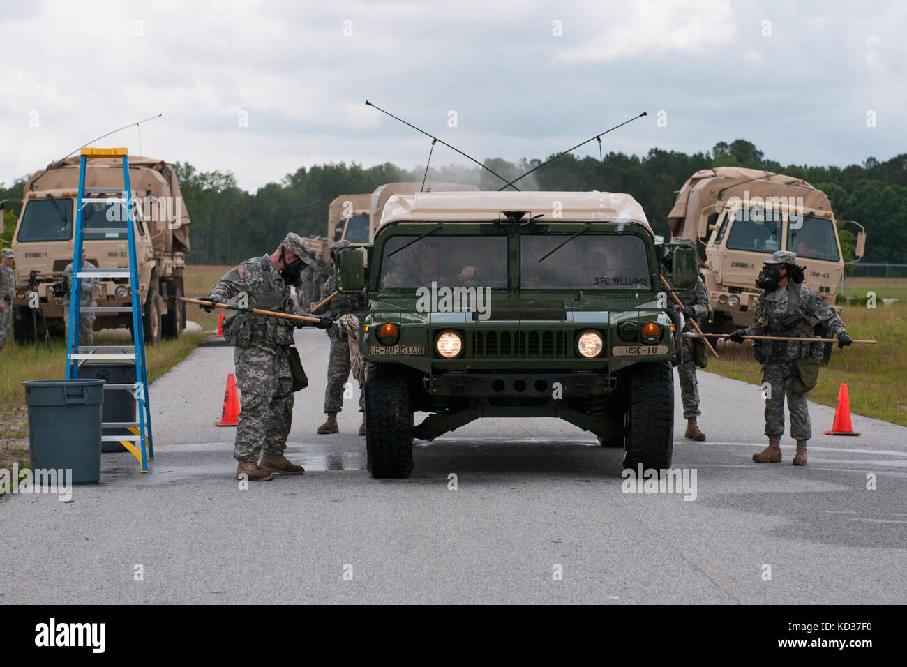 Cleaning soldiers equipment hi-res stock photography and images - Alamy