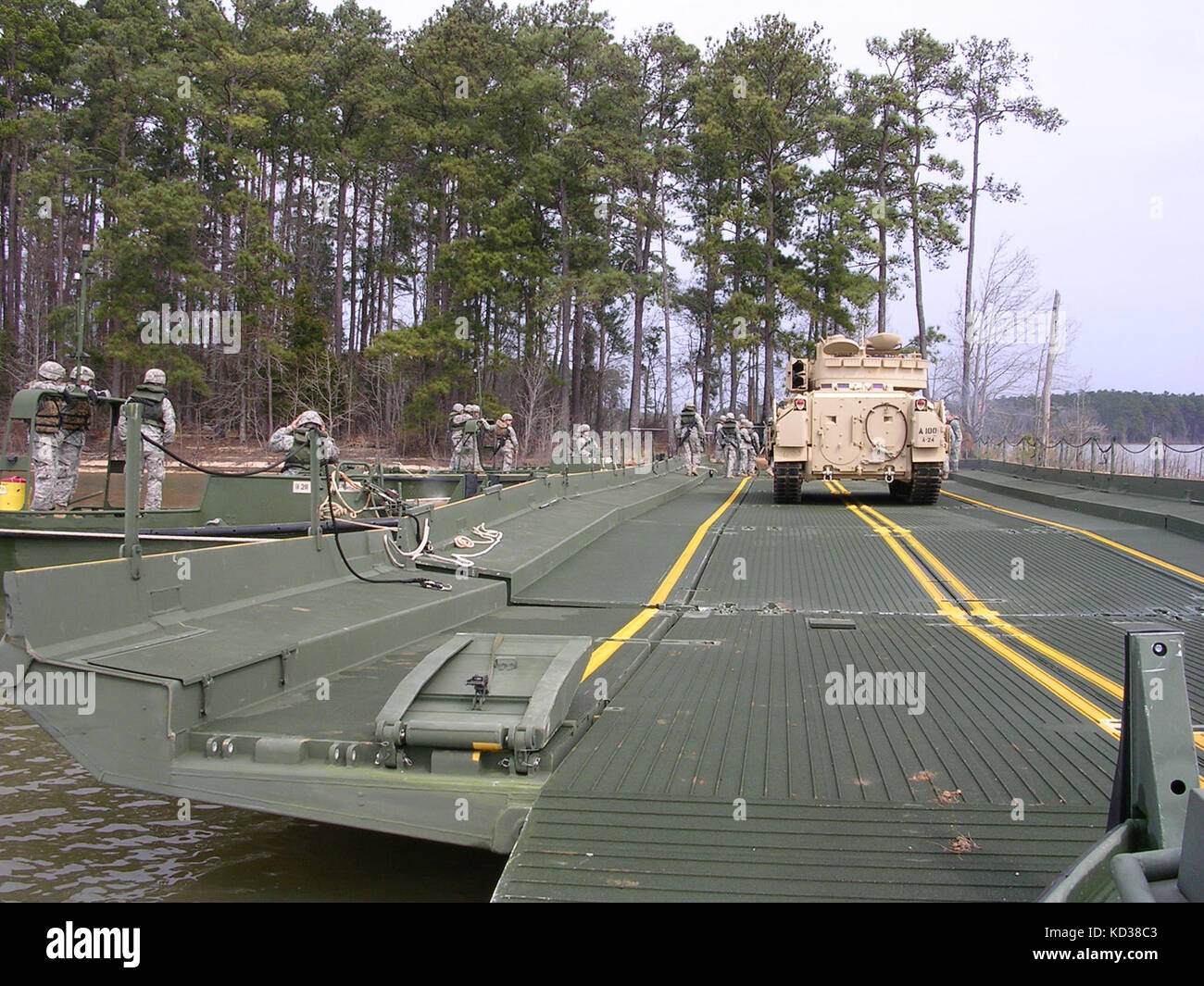 U.S. Soldiers in the 125th Multi-Role Bridge Company, South Carolina ...