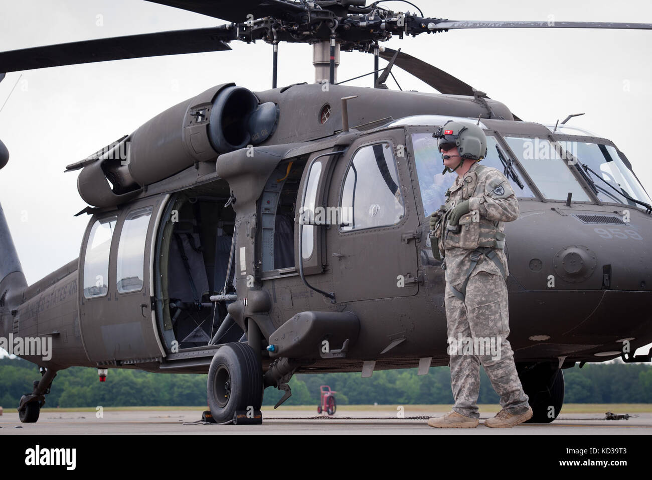 A uh 60 black hawk crew chief hi-res stock photography and images - Alamy