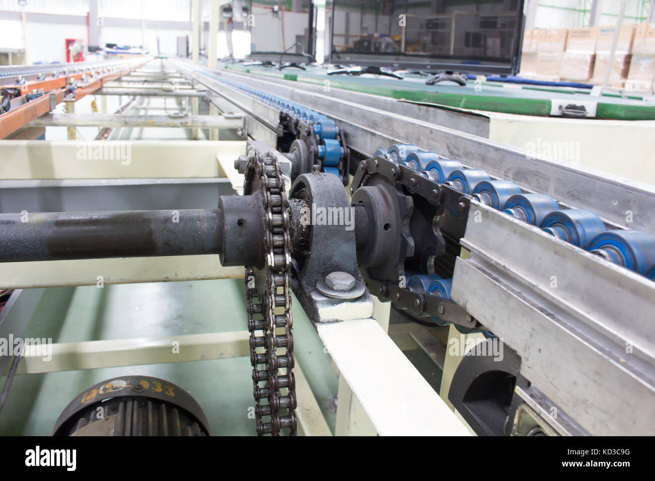 The chain and shaft drive Line Conveyor Stock Photo - Alamy