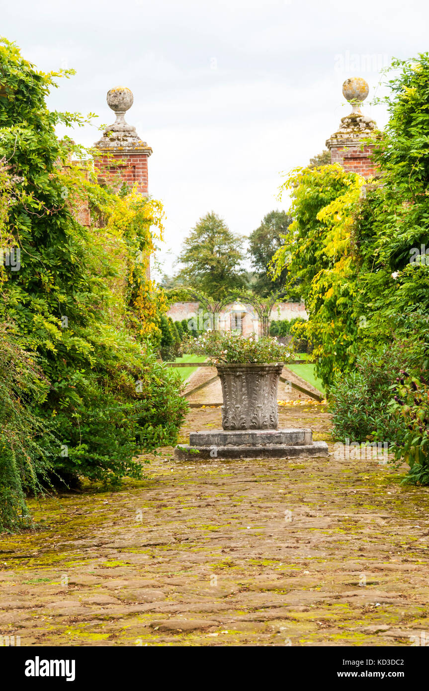 Walled garden hi-res stock photography and images - Alamy