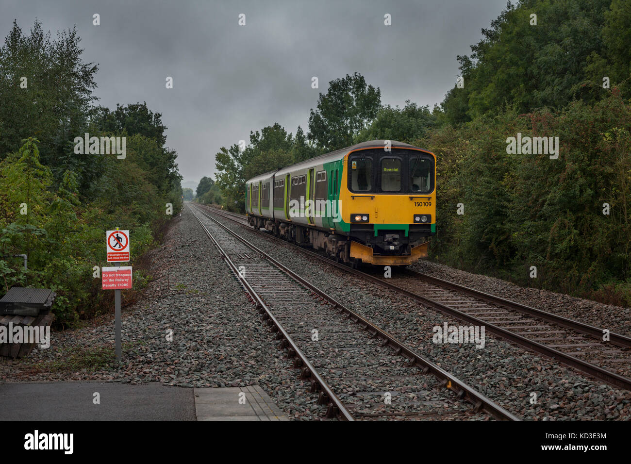04/09/2017 Stewartby London Midland class 150 sprinter train 150109 ...
