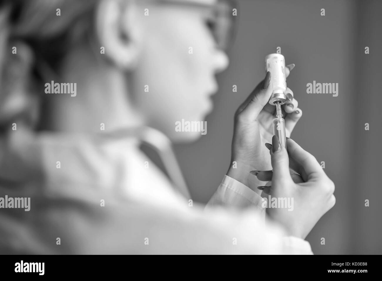 Syringe with medication from the doctor Stock Photo - Alamy