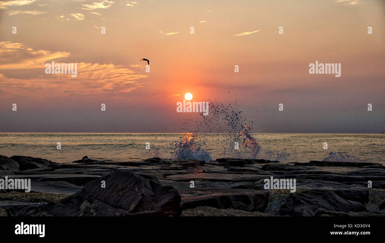 The sun comes over the horizon hi-res stock photography and images - Alamy