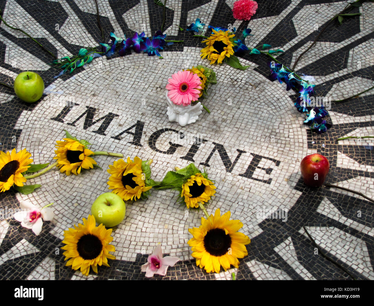 John Lennon Imagine Mosaic with tributes from fans Stock Photo - Alamy