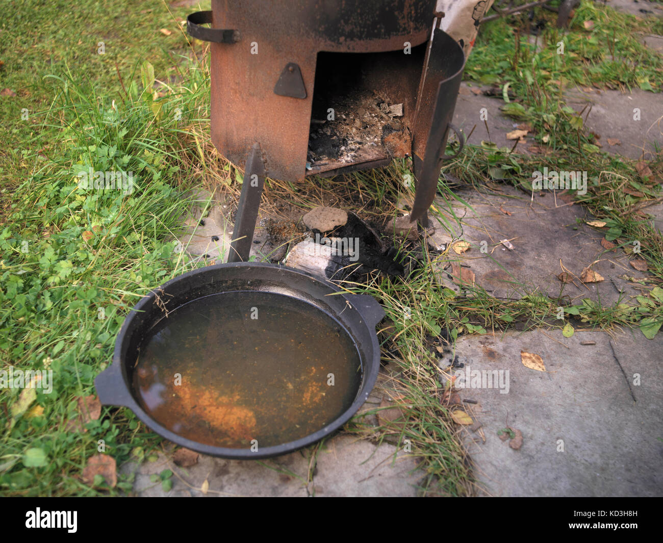Abandoned rusty garden stove and frying pan, outdoor photo Stock Photo ...