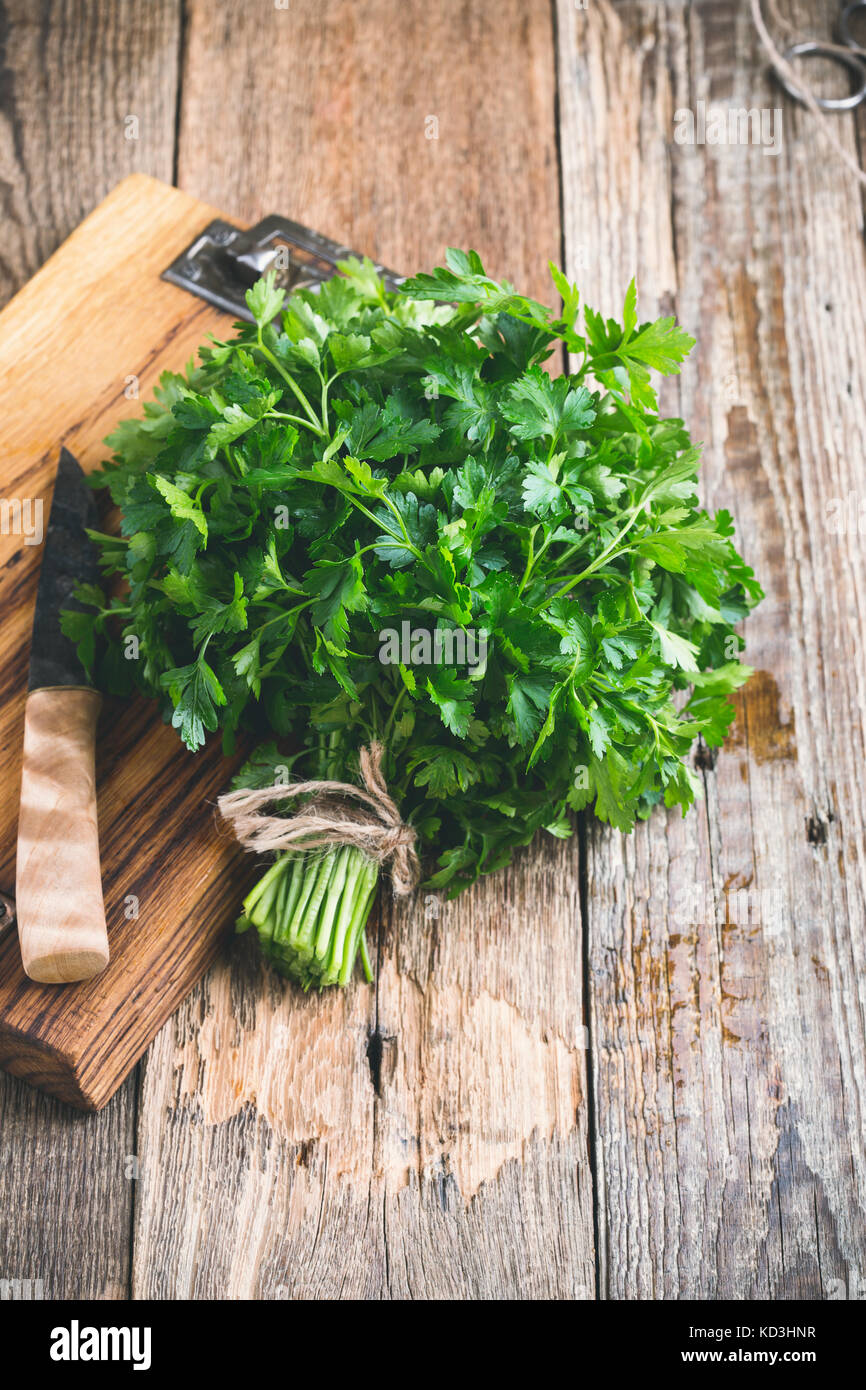 Fresh organic bunch of parsley on rustic wooden board, local food Stock ...