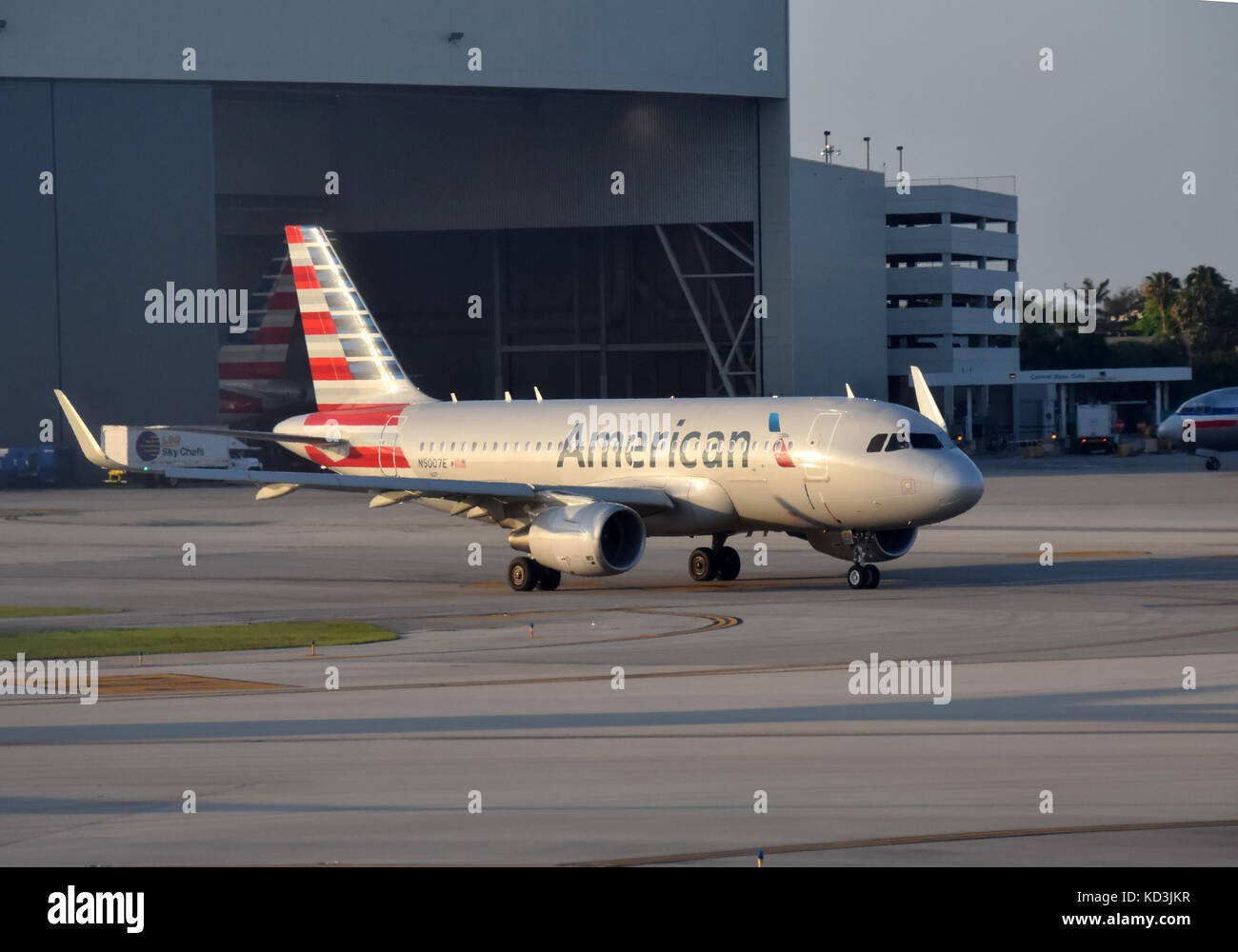 MIAMI - APRIL 26: American Airlines Airbus A-319 jet prepares to deprt ...
