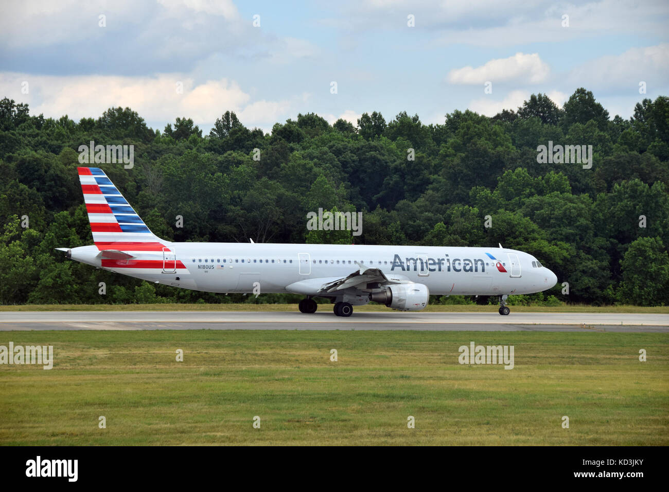 CHARLOTTE - JUNE12: American Airlines Airbus A321 jet departs from ...