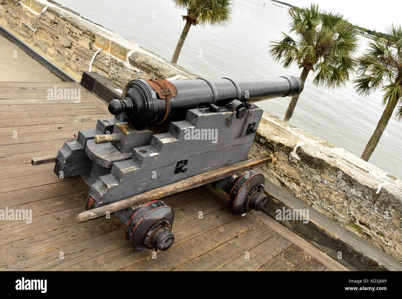 Vintage cannon on fortress wall hi-res stock photography and images - Alamy