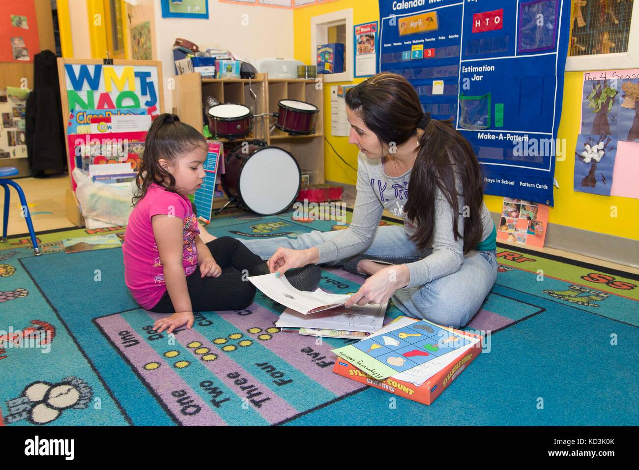 Children reading classroom hi-res stock photography and images - Alamy