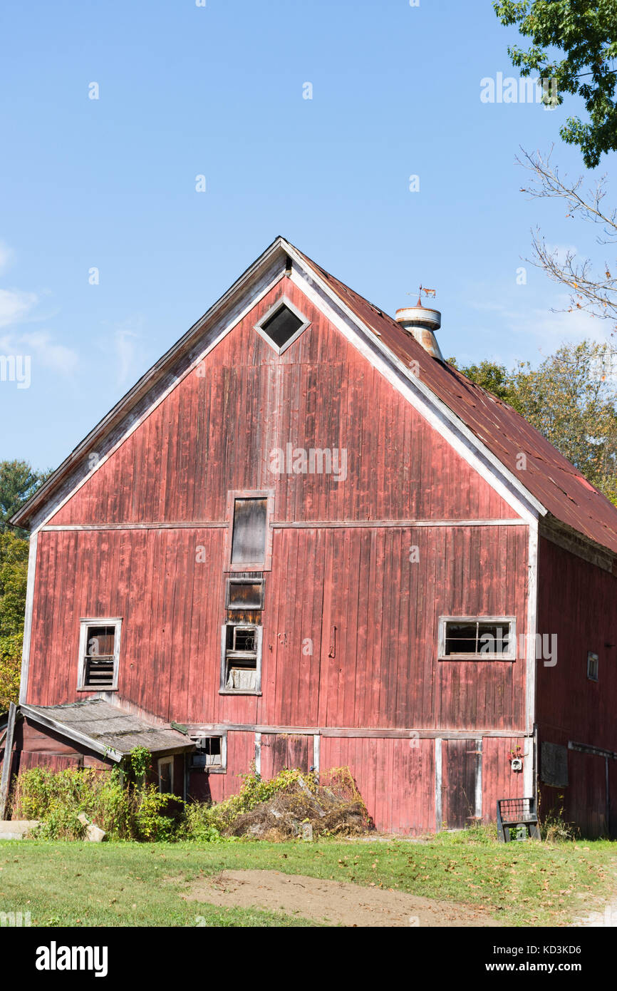 Red barn and white trim hi-res stock photography and images - Alamy