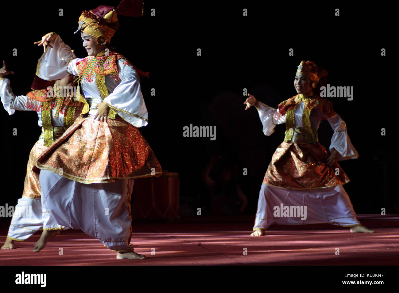 Traditional dance from Indonesia Stock Photo - Alamy